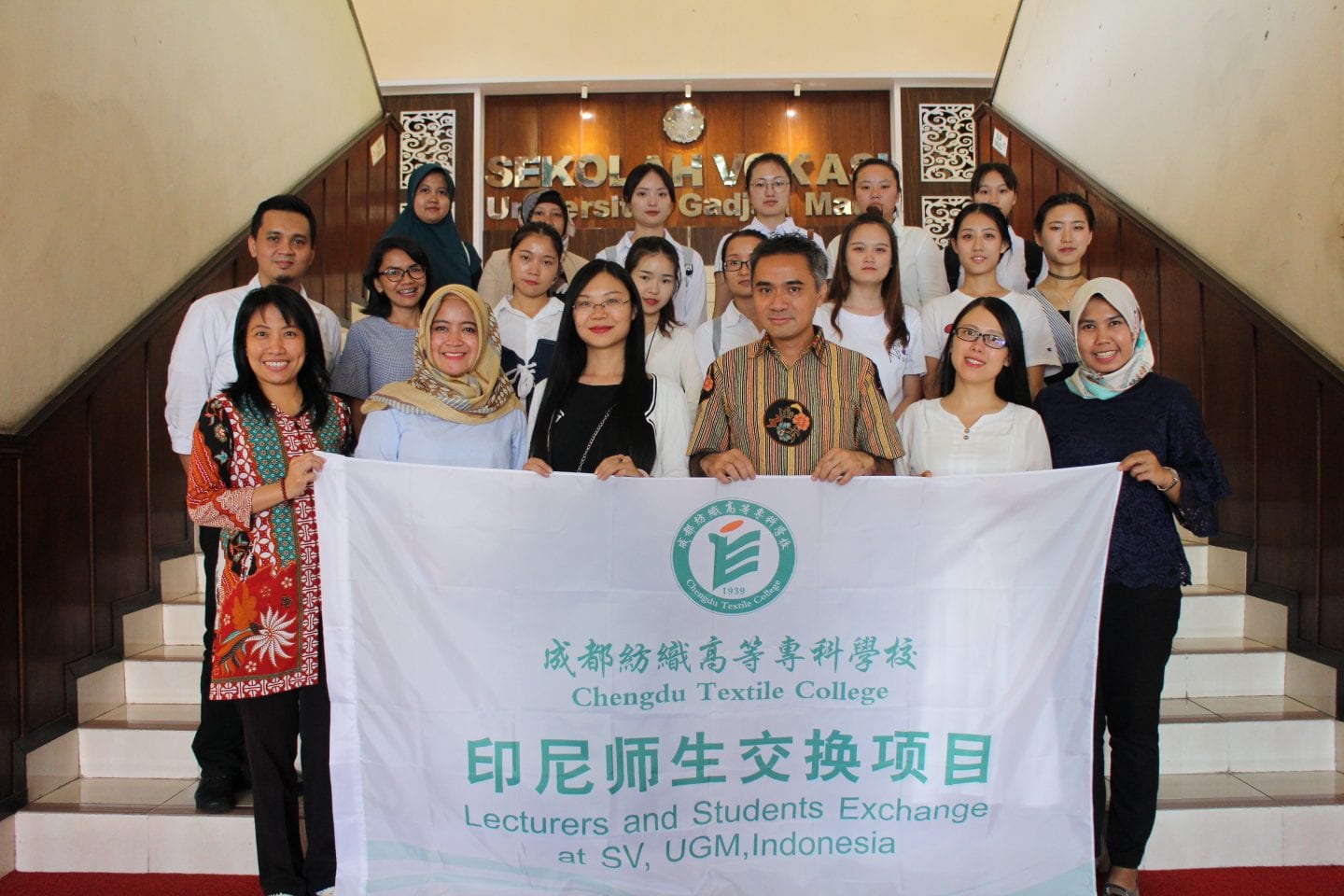 Sekolah Vokasi Menyambutan Hangat 10 mahasiswi dan 2 dosen Chengdu ...