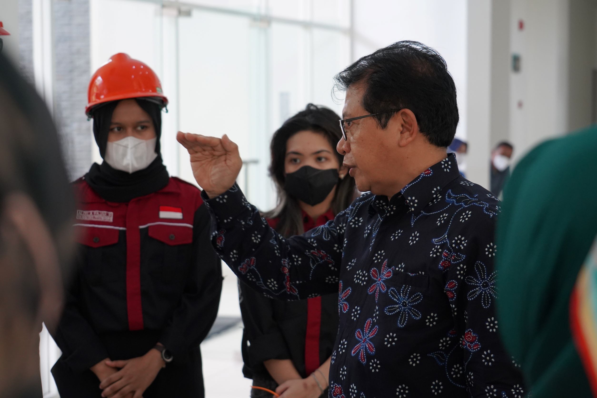 PLN Serahkan APD untuk Program Magang Mahasiswa Bersertifikat SV UGM ...