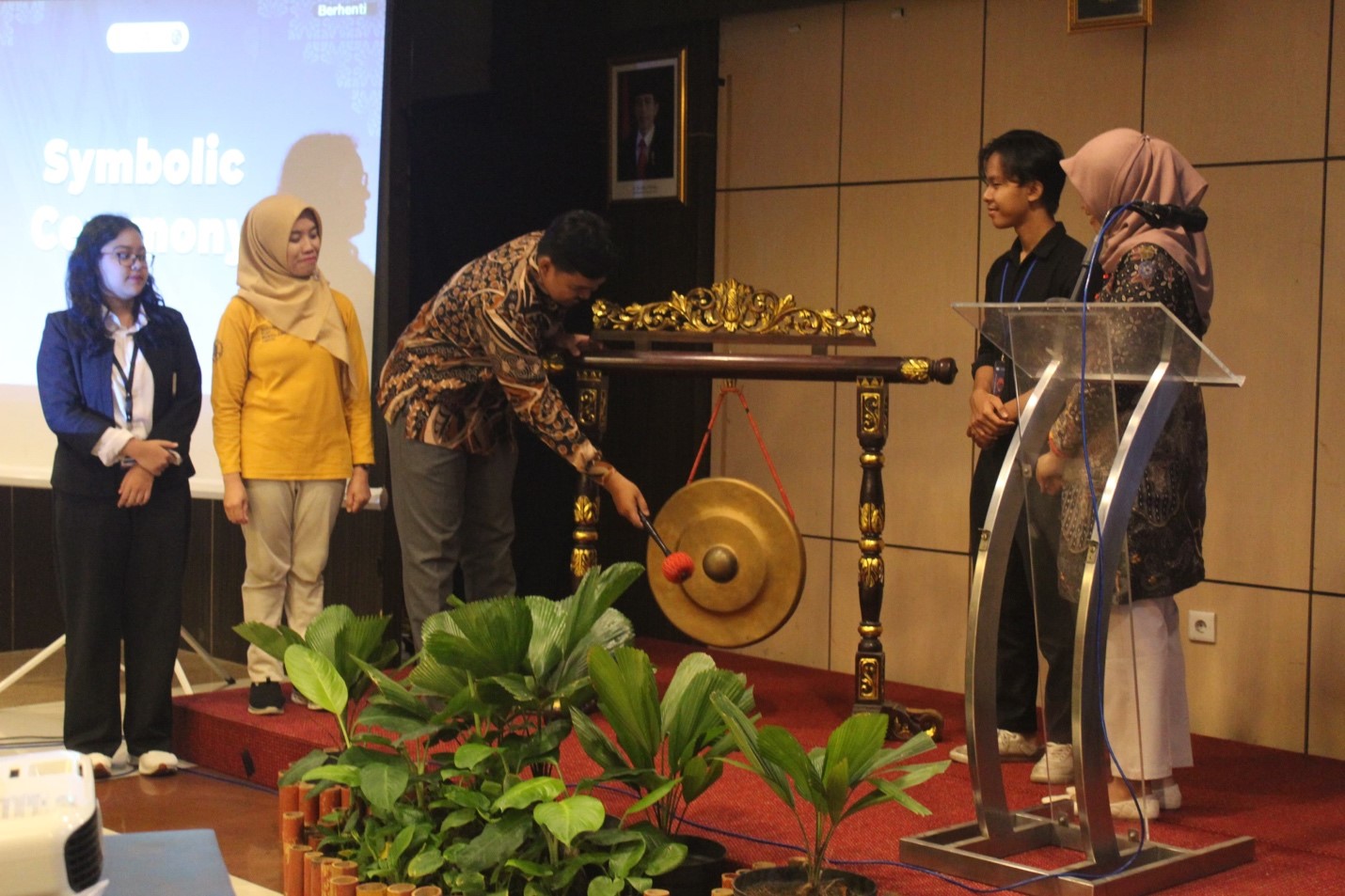 Sukses Besar! Prodi Bahasa Inggris SV UGM Meriahkan "Applied English ...